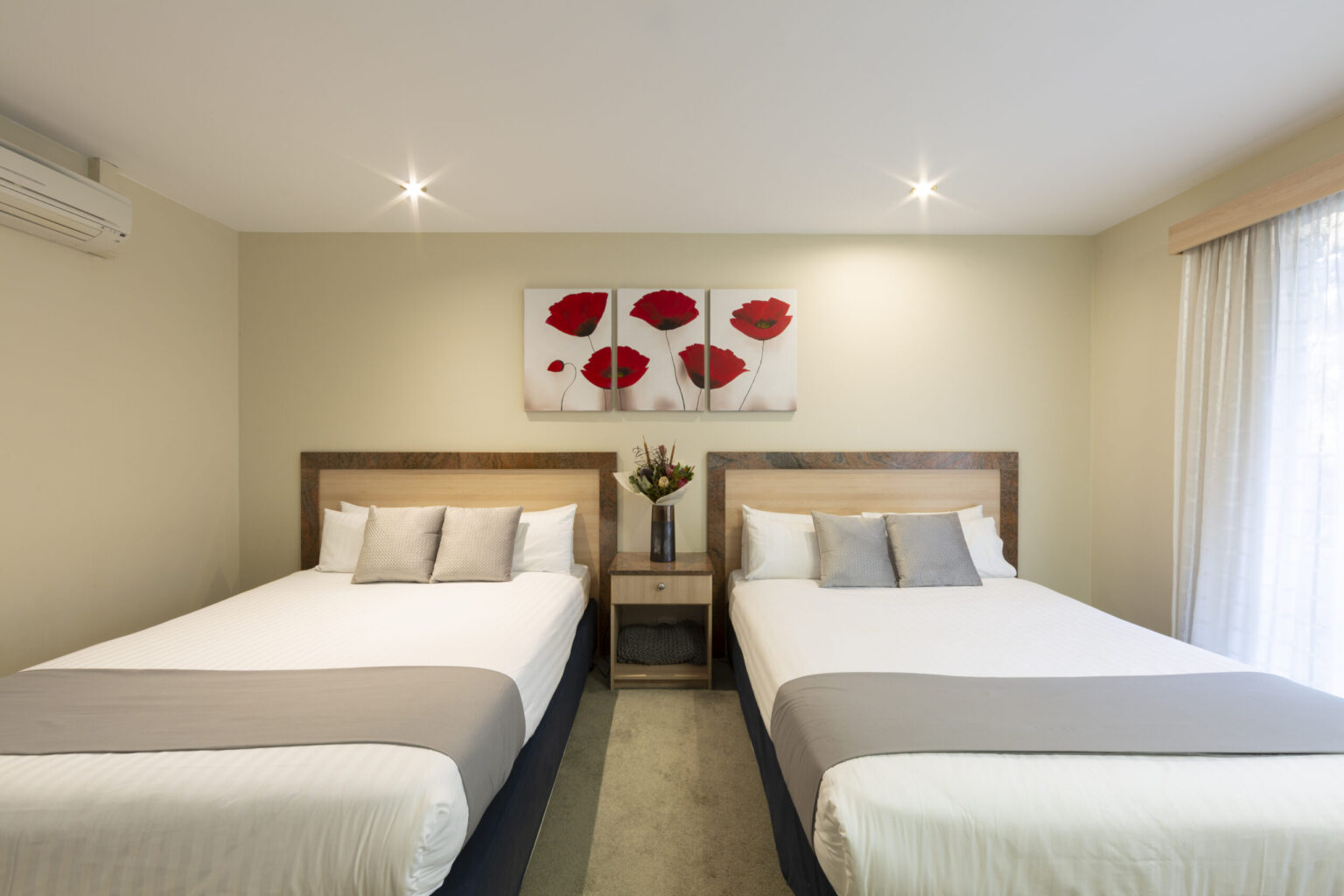 Standard Queen Room – ibis Styles Canberra